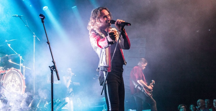 Concert Crazy Little Things - We are the Champions: The Greatest Hits ...