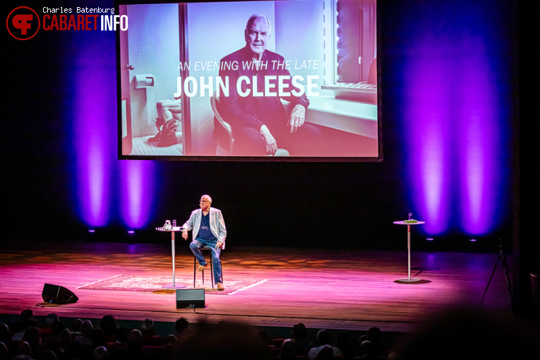 Foto John Cleese in Nieuwe Luxor Theater op 15 mei 2025 op Podiuminfo ...