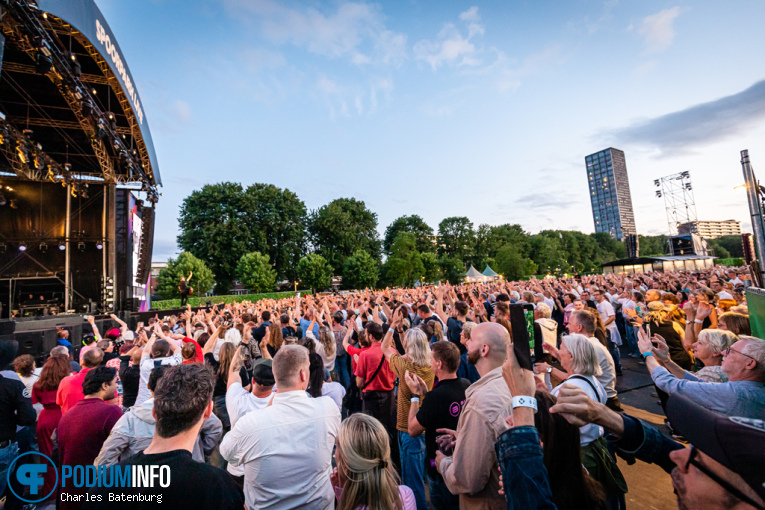 Foto Bryan Adams in Spoorpark op 24 juni 2025 op Podiuminfo. Foto 3 van 30.