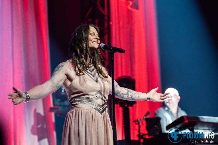 Foto Floor Jansen in De Oosterpoort op 24 september 2025 op Podiuminfo ...