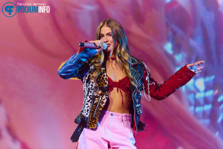 Foto Roxy Dekker in AFAS Live op 28 november 2025 op Podiuminfo. Foto 1 van 12.