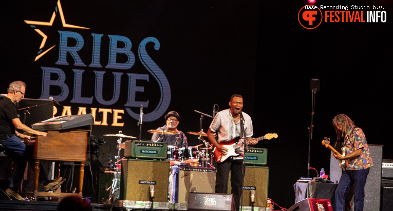 Foto ROBERT CRAY BAND op Ribs & Blues 2026 op Festivalinfo. Foto 7 van 61.