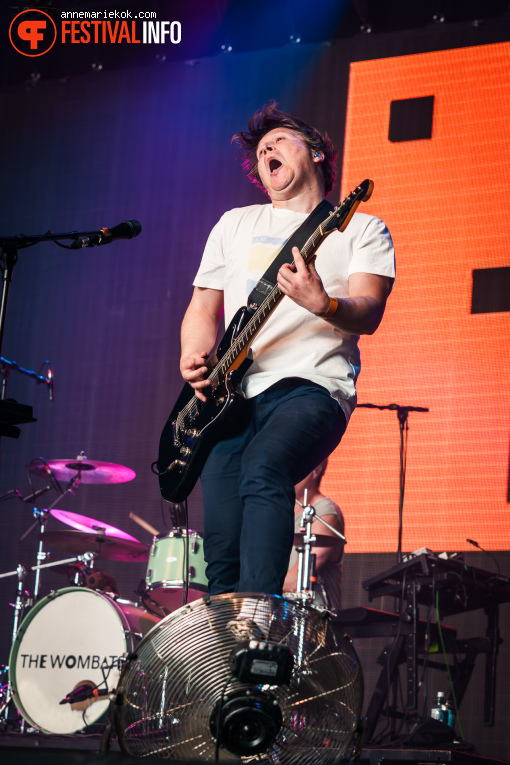 Foto The Wombats op Dauwpop 2026 - Zaterdag op Festivalinfo. Foto 90 ...