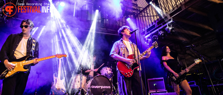 Foto Overpass op Dauwpop 2026 - Zaterdag op Festivalinfo. Foto 38 van 140.
