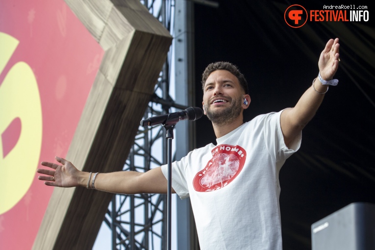 Rolf Sanchez op Strandfestival ZAND 2022 foto op Festivalinfo