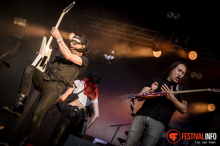 Foto Famyne op Into The Grave 2023 - dag 1 op Festivalinfo. Foto 3 van 46.