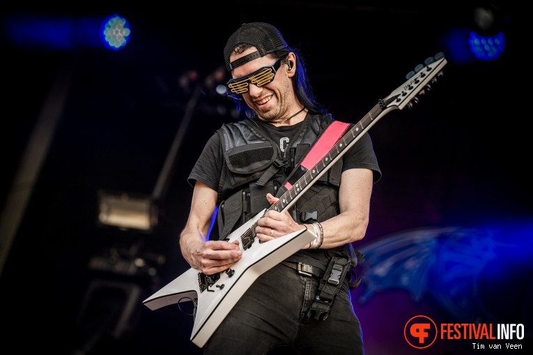 Foto Famyne op Into The Grave 2023 - dag 1 op Festivalinfo. Foto 3 van 46.