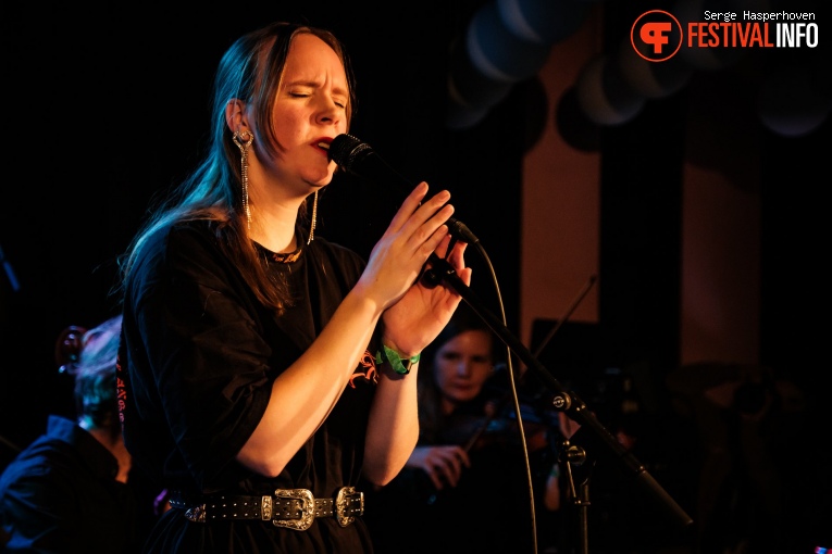 Foto Lisa Ploeger op Eurosonic Noorderslag 2024 - woensdag op ...