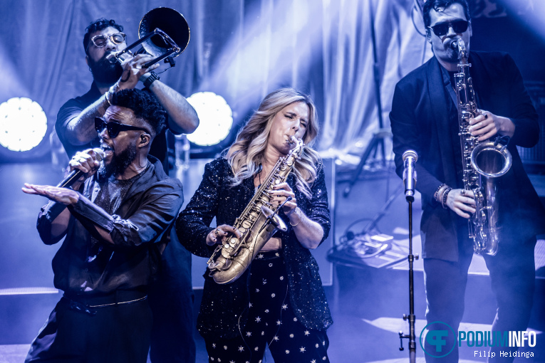 Foto Candy Dulfer in Luxor Live op 8 december 2024 op Podiuminfo. Foto 5 van 9.