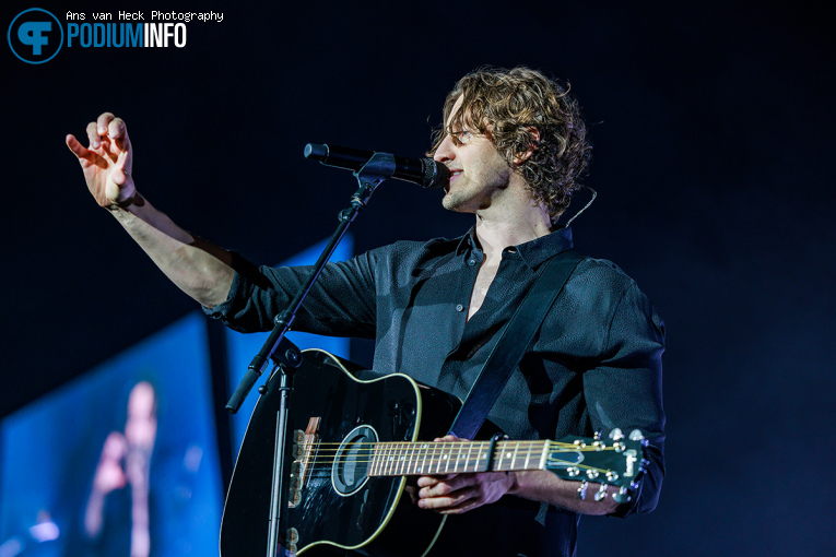 Foto Dean Lewis in Ziggo Dome op 25 februari 2025 op Podiuminfo. Foto 5 ...