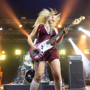 Eerste 54 acts voor Hit The City 2026 bekend met o.a. Lambrini Girls ...