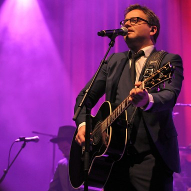 Guus Meeuwis de theaters langs met liedjes van 'Uit het hoofd' | Nieuws ...