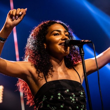Britse zangeres Olivia Dean in mei naar Paradiso | Nieuws op Podiuminfo