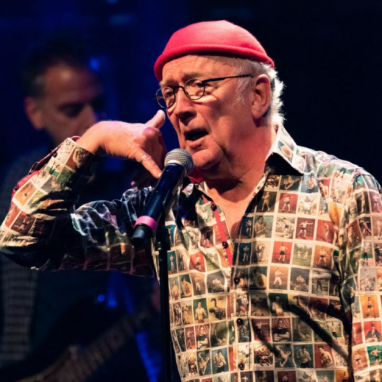 Drukwerk-zanger Harry Slinger treedt op voor ouderen via livestream ...