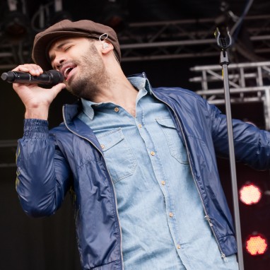 Alain Clark viert jubileum 'Live It Out' met z'n vader en vrienden in ...