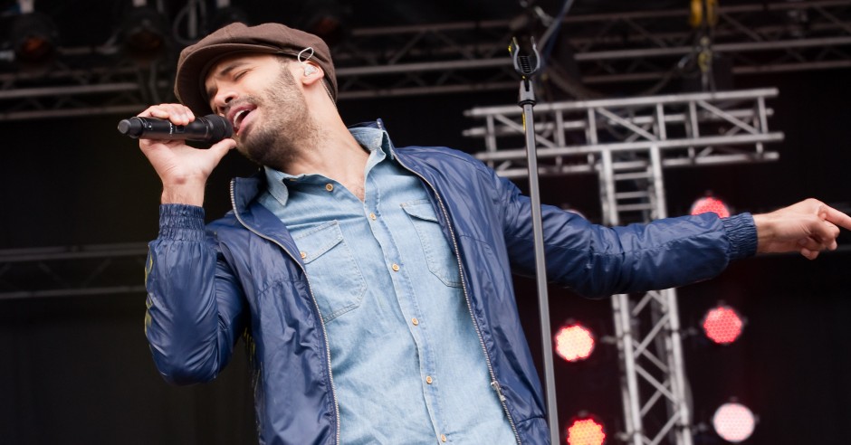 Alain Clark viert jubileum 'Live It Out' met z'n vader en vrienden in ...