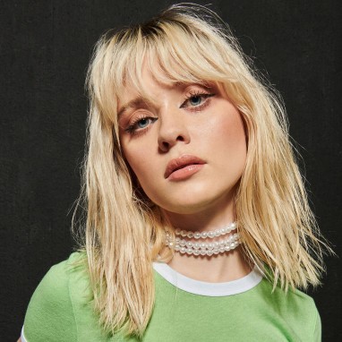 Engelse zangeres Maisie Peters naar Amsterdam en Antwerpen in mei ...