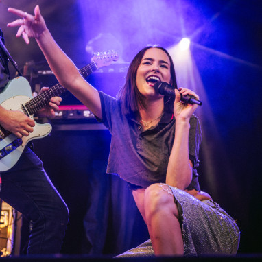 Jet van der Steen kondigt 'Praat Te Veel'-tour aan voor maart 2026 ...