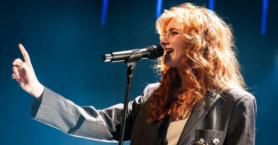 Froukje deze zomer solo langs de openluchttheaters voor intieme shows ...