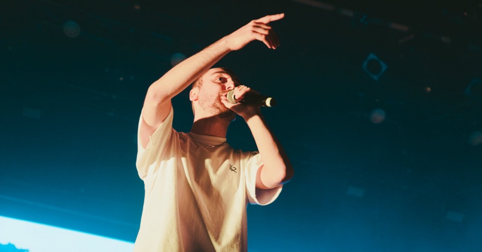 Na twee jaar is rapper Ares terug met zijn 'Andere Man Tour' door de ...