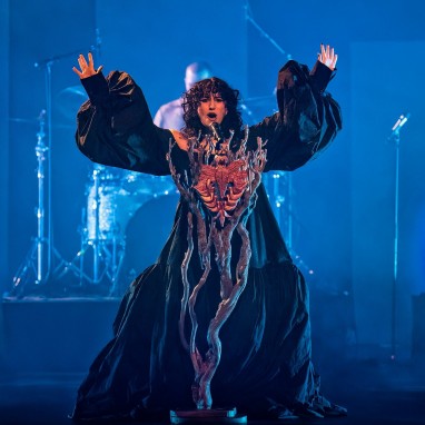 Naaz gaat in december langs vijf podia voor haar eerste echte ...