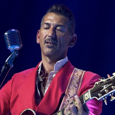 Danny Vera keert in 2024 terug naar Ziggo Dome met The Neon Orchestra ...