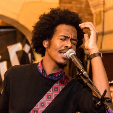 Jeangu Macrooy met nieuw album door Nederland | Nieuws op Podiuminfo