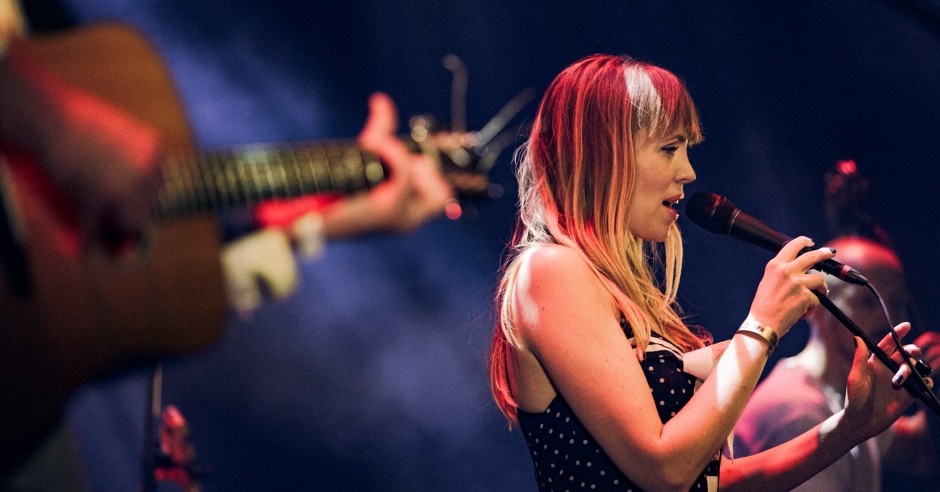 Janne Schra met nieuwe band en muziek op tour | Nieuws op Podiuminfo