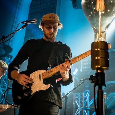 Novo Amor neemt Nederland en België in april mee op een muzikale reis ...