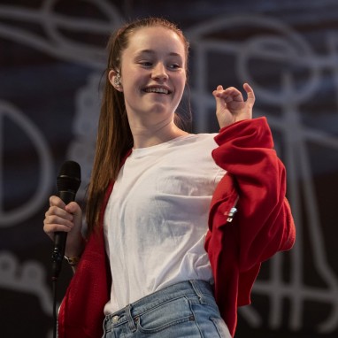 Noorse zangeres Sigrid keert in maart terug naar Nederland en België ...