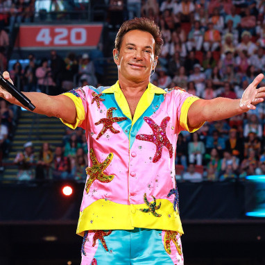 IJM Live Strandfeest strikt o.a. Snollebollekes, K3 en Gerard Joling ...